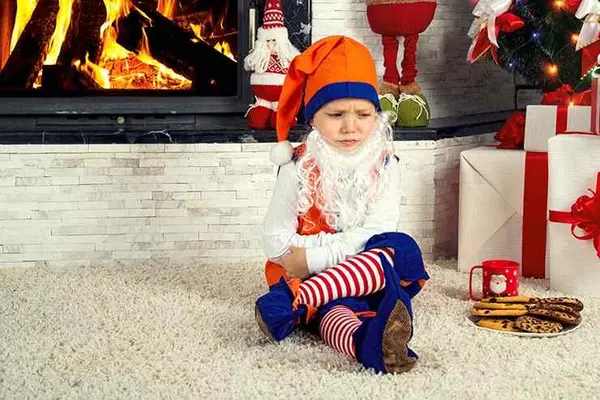 Why was Santa's little helper embarrassed? - Funny Snails